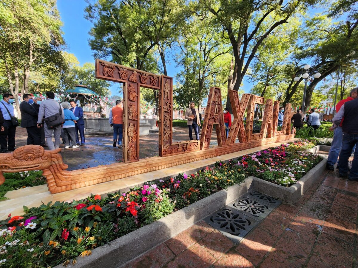 Tlaxcala estrena letras monumentales de madera hechas a mano - Ambas Manos