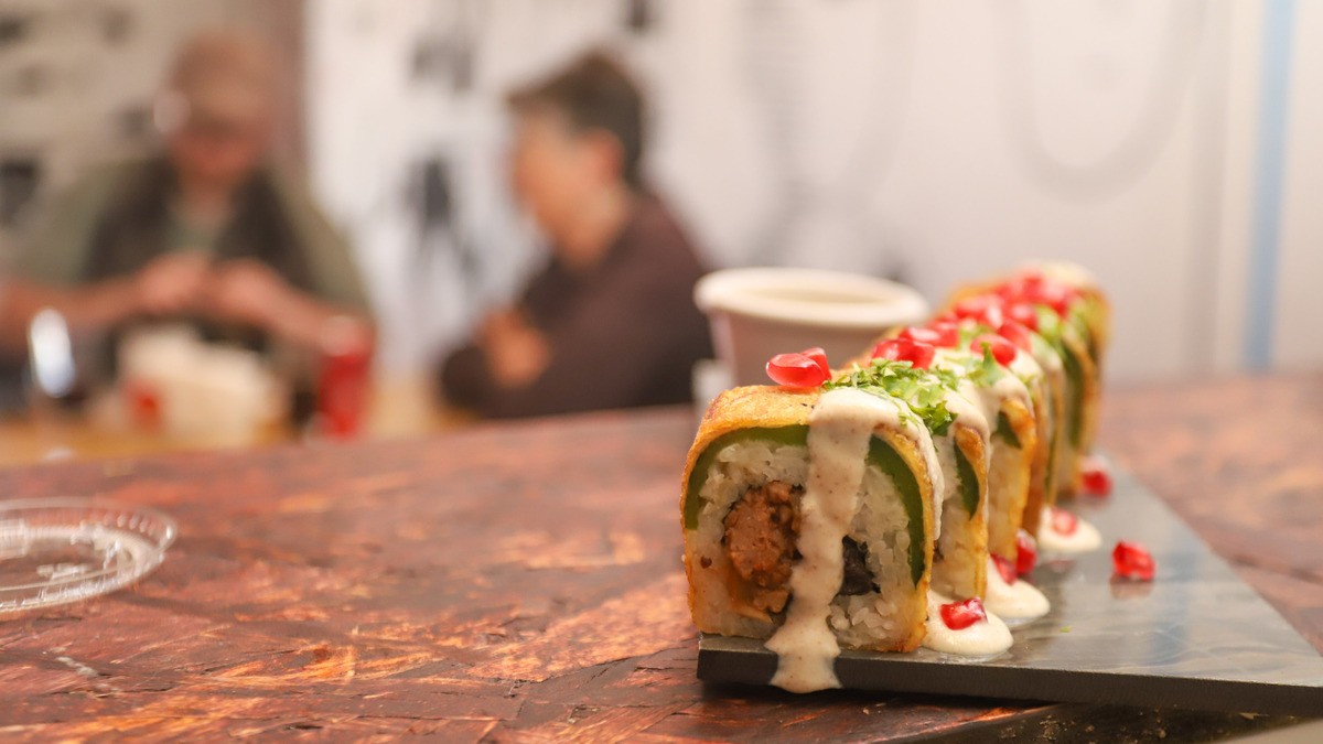 ¿Te atreves a probarlo? Lanzan sushi de Chile en Nogada en Puebla ...