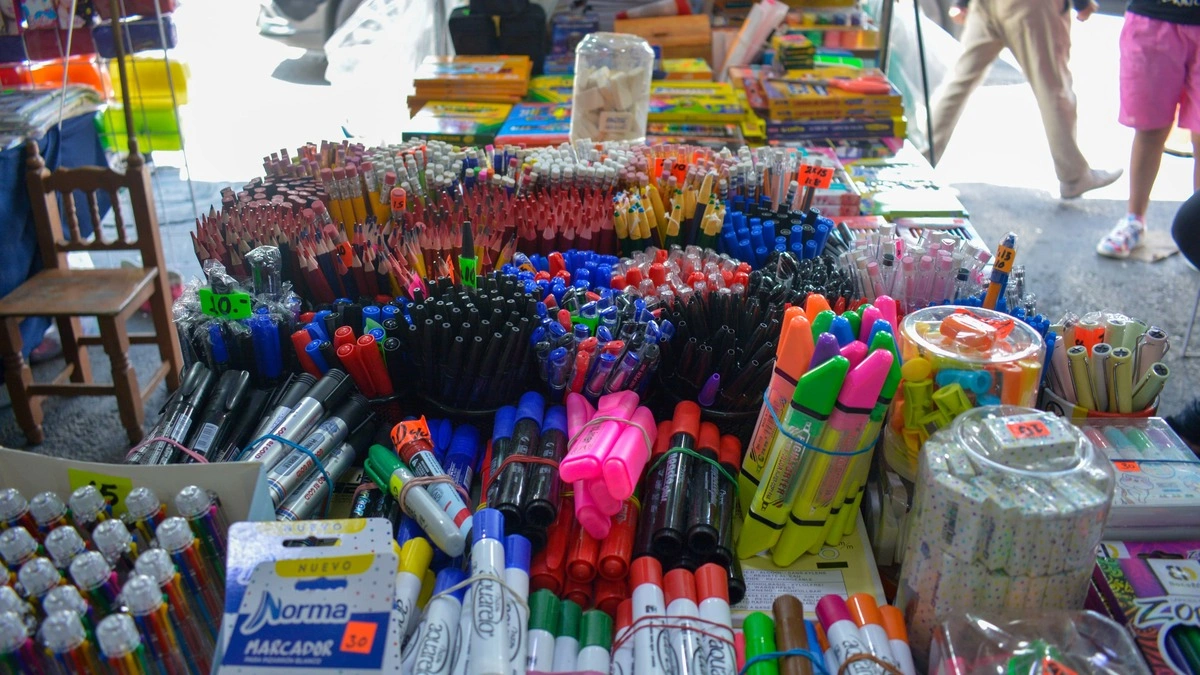 Descuentos de 30% en artículos escolares en la Feria de Regreso a ...