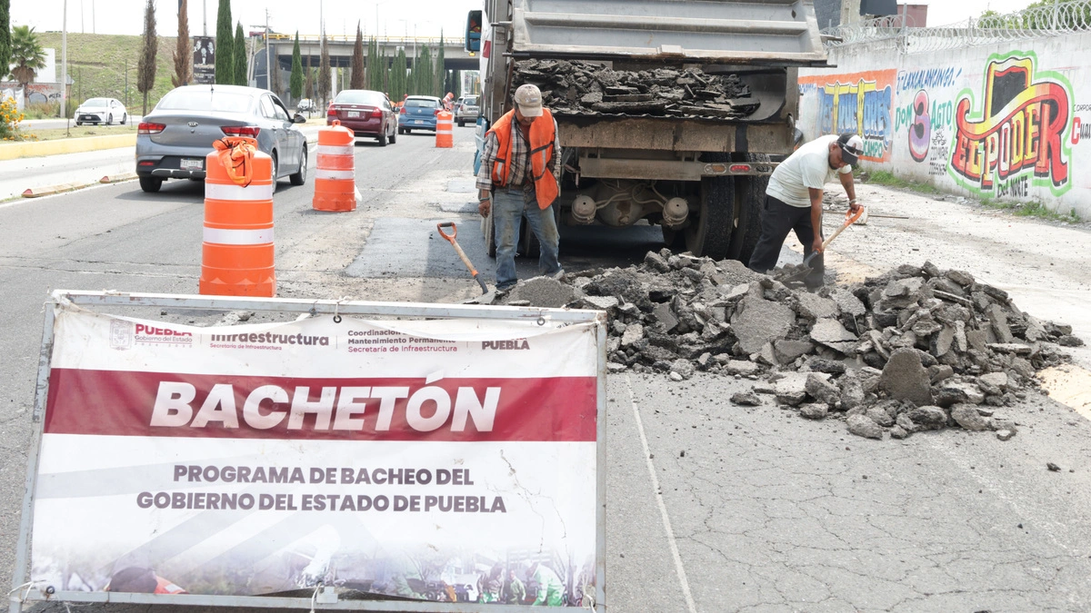 Gobierno de Puebla repara 10 mil hoyos con programa “Bachetón” - Ambas ...